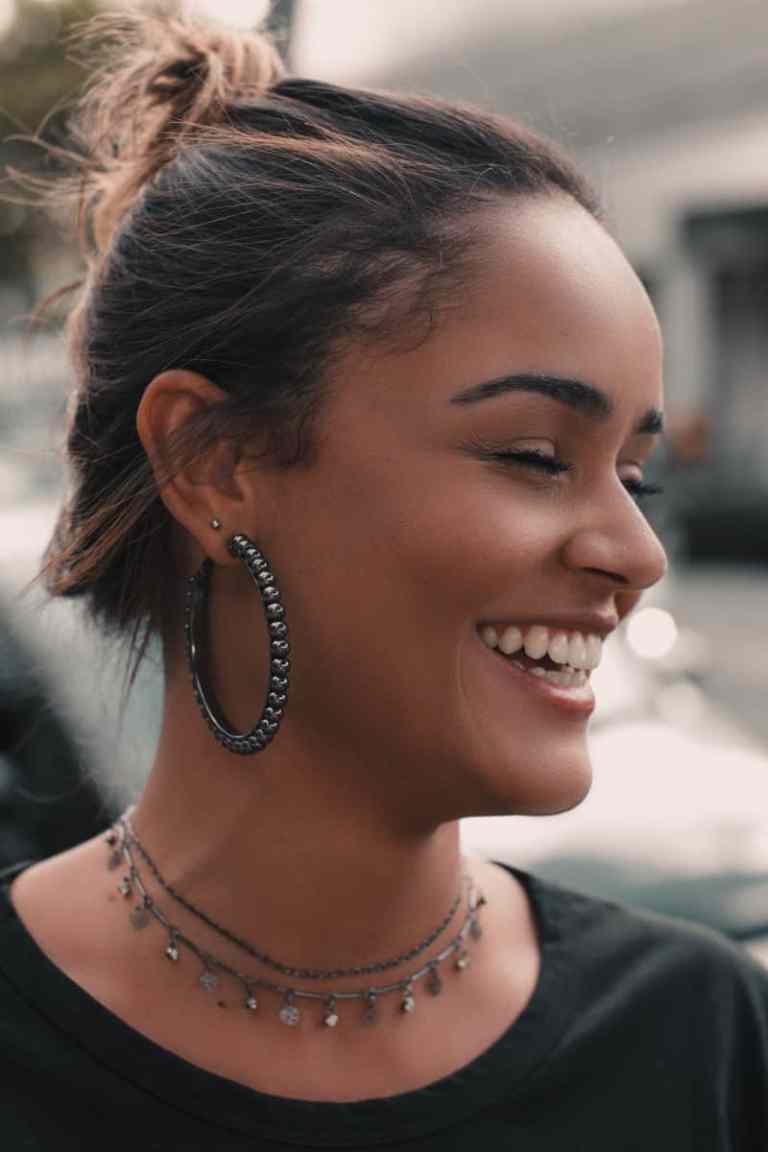 Colar Choker: Como Usar Essa Tendência?